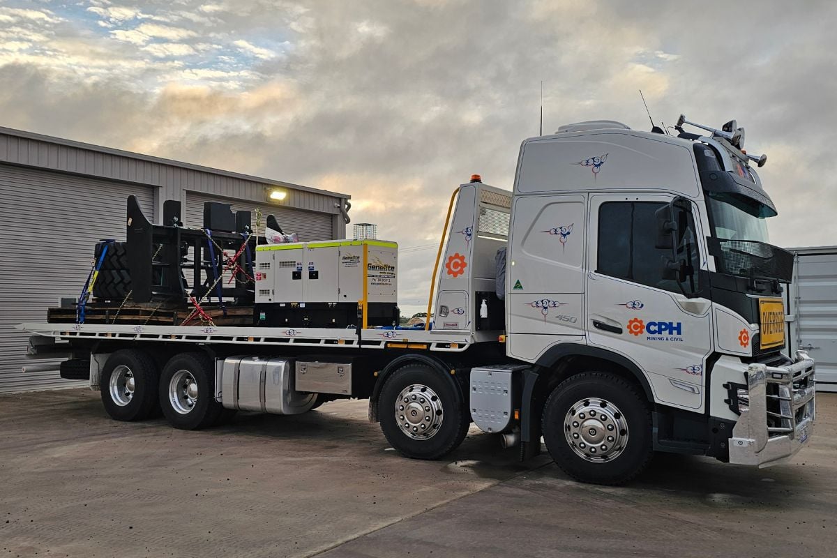 Volvo 8x4 Tilt Tray - CPH Mining & Civil